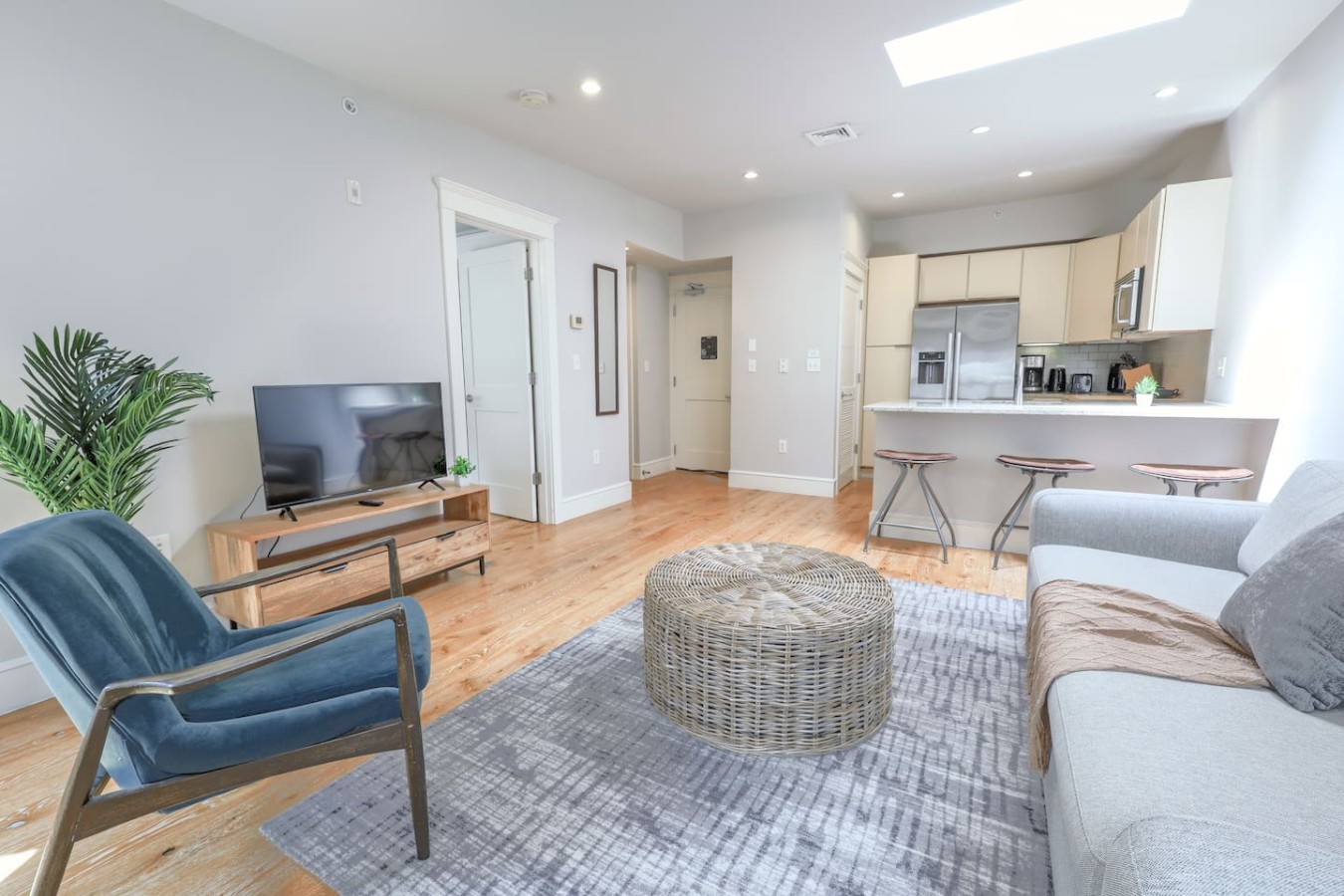 Airy & Bright 1br | Newbury St, Back Bay - Boston, MA