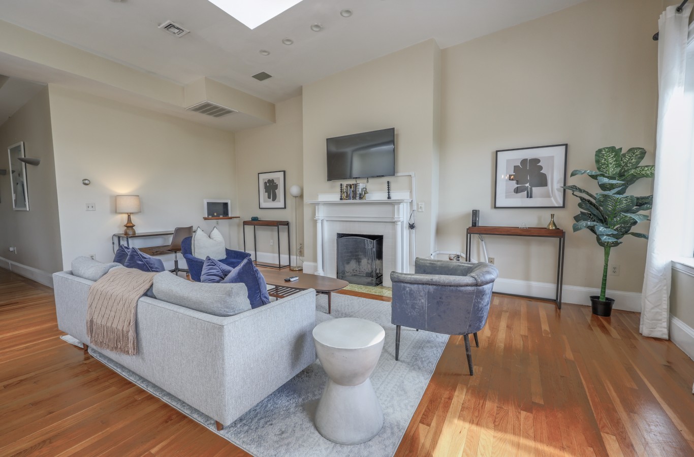 Stylish Roof Deck And Historic Charm - Elegant Fenway Getaway - Boston, MA