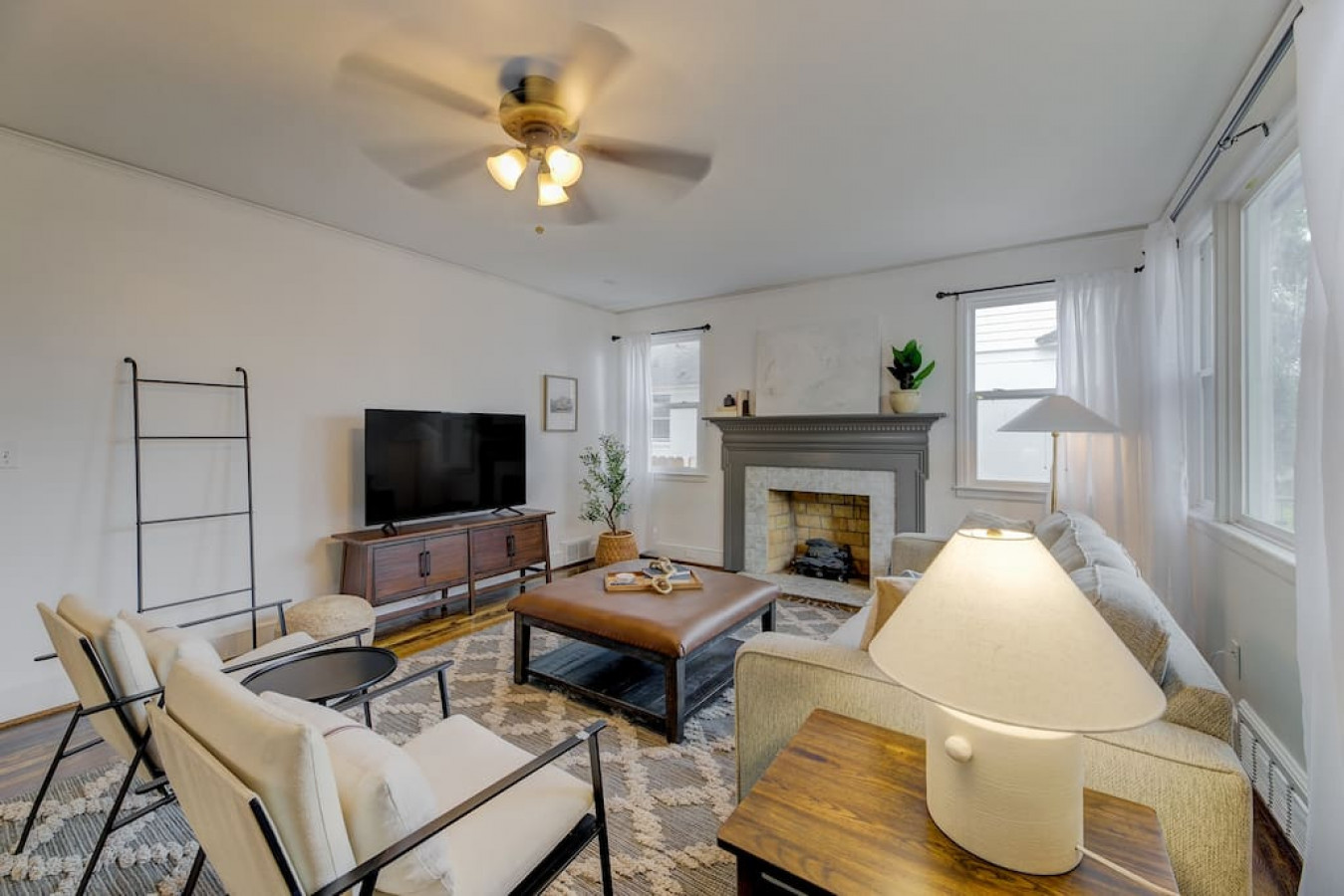 Stylish Interior And Outdoor Seating Area - Trendy Spacious Retreat - Columbia, SC