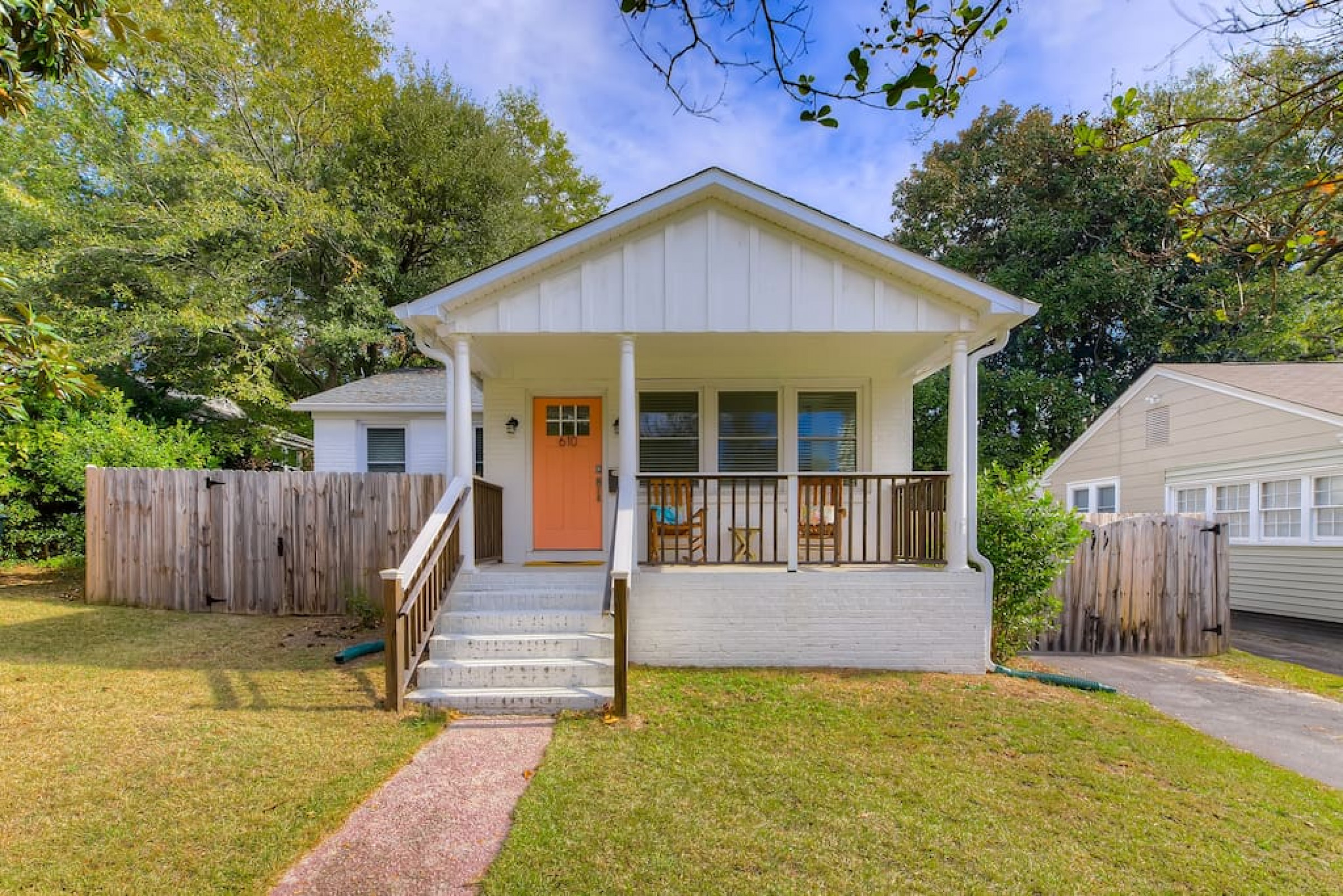 Spacious Bungalow With Cozy Porch And Bbq Grill - Charming Oasis - Columbia, SC
