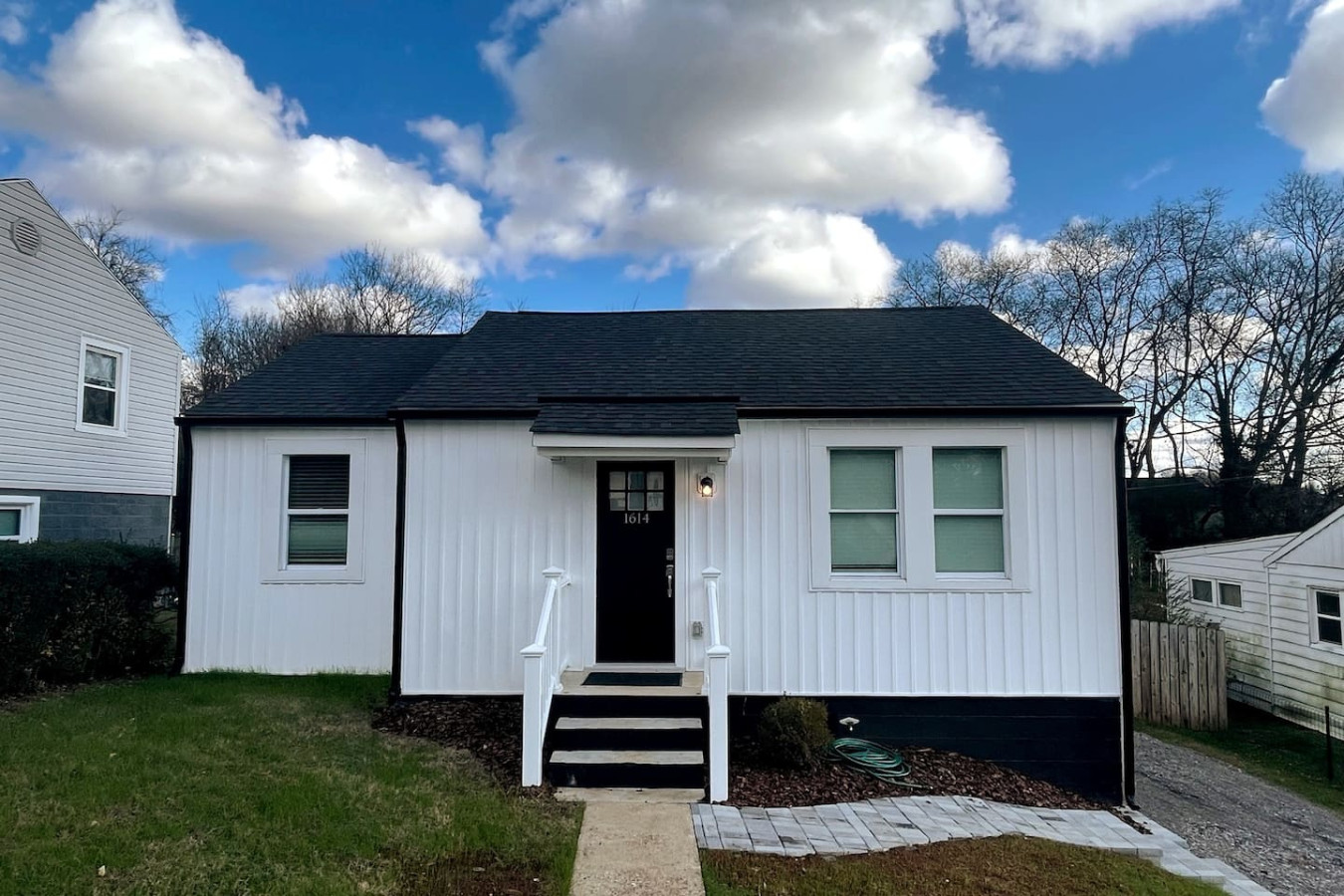 Cozy Retreat With Stylish Decor And Convenient Location - Charming Haven - Knoxville, TN