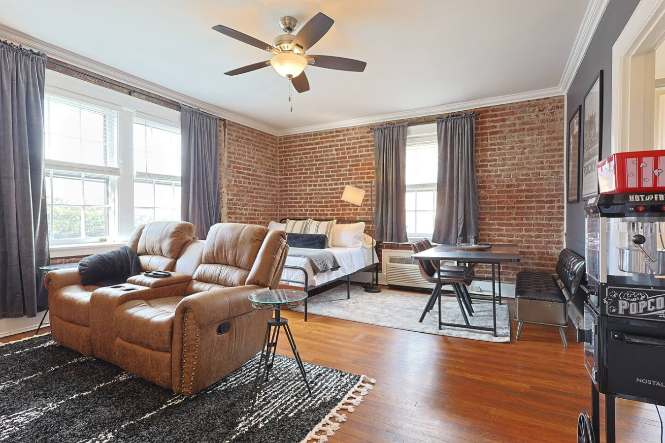 Charming Studio Retreat - Modern Design And Comfortable Space - Knoxville, TN