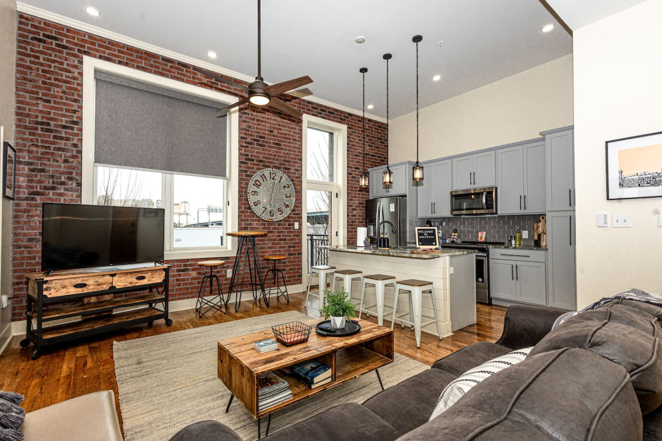 Stylish Urban Oasis With Cozy Living Space - Charming Retreat - Knoxville, TN
