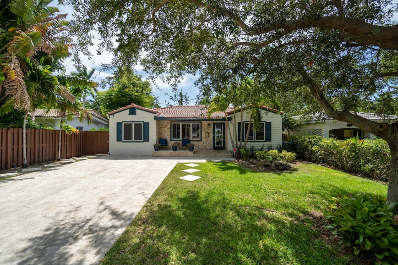 Heated Pool And Modern Amenities - Elegant Tranquil Oasis - The Bahamas