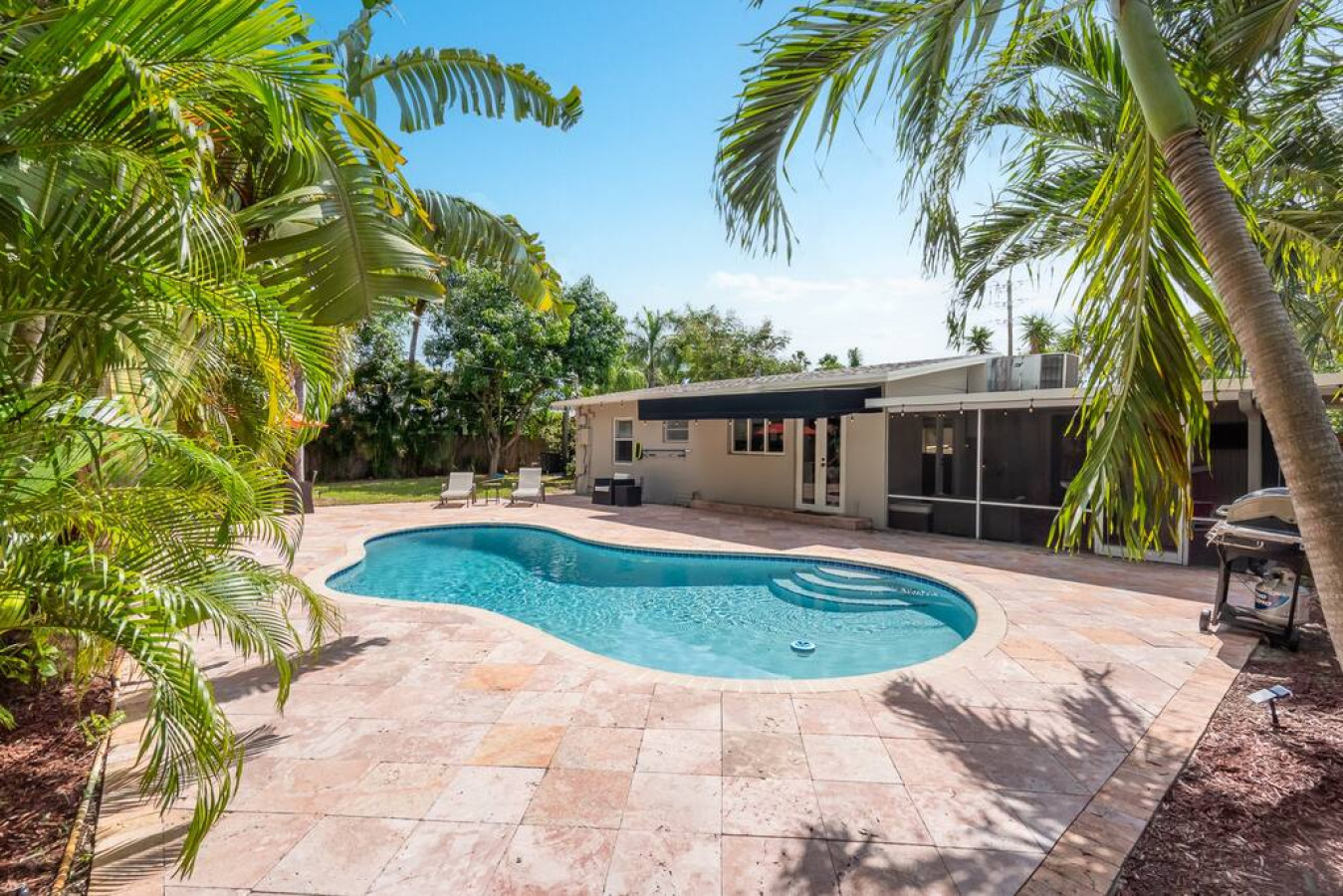 Heated Pool And Spacious Backyard Oasis - Charming Retreat - Bahamas