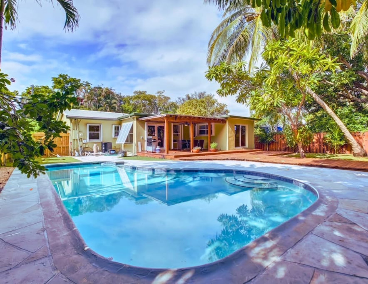 Heated Pool With Pergola And Turf Yard - Tranquil Tropical Oasis - Fort Lauderdale, FL