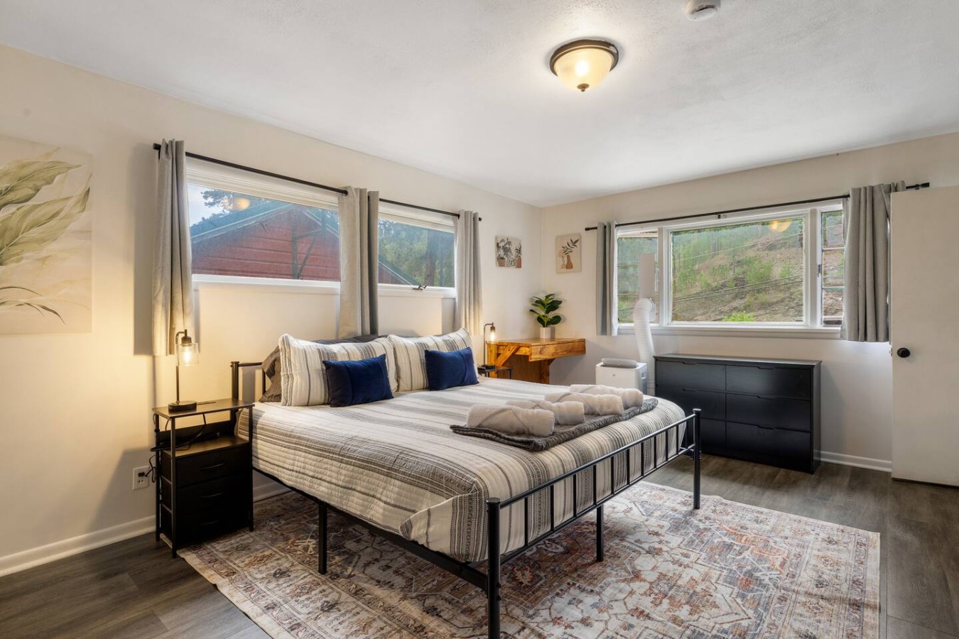 The Pondo: Cabin 2 King Size Bed, Near Deadwood - Lead, SD
