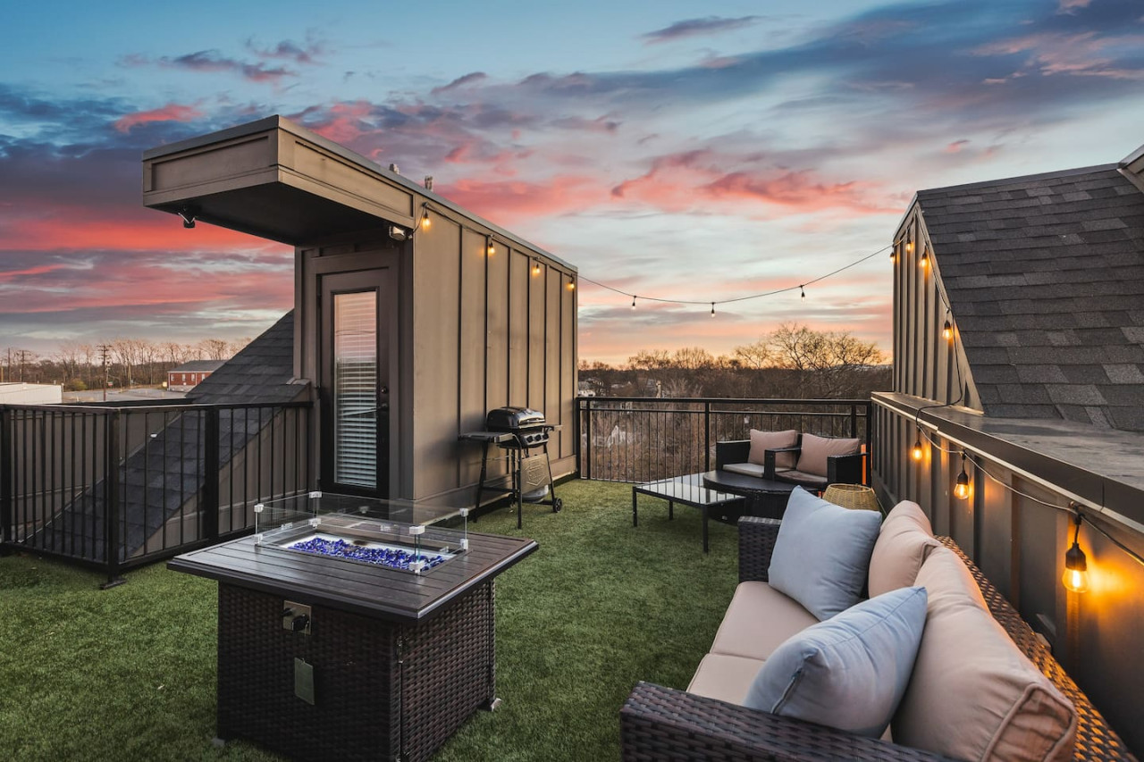 Stylish Rooftop Patios And Spacious Garage - Chic Nashville Haven - Nashville