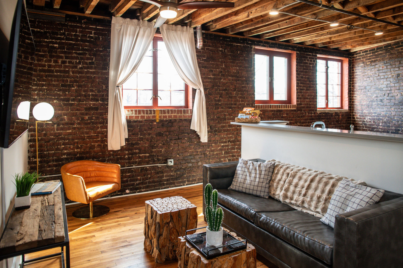 Rooftop Deck And Full-size Kitchen - Charming Modern Loft Retreat - Carolina del Norte