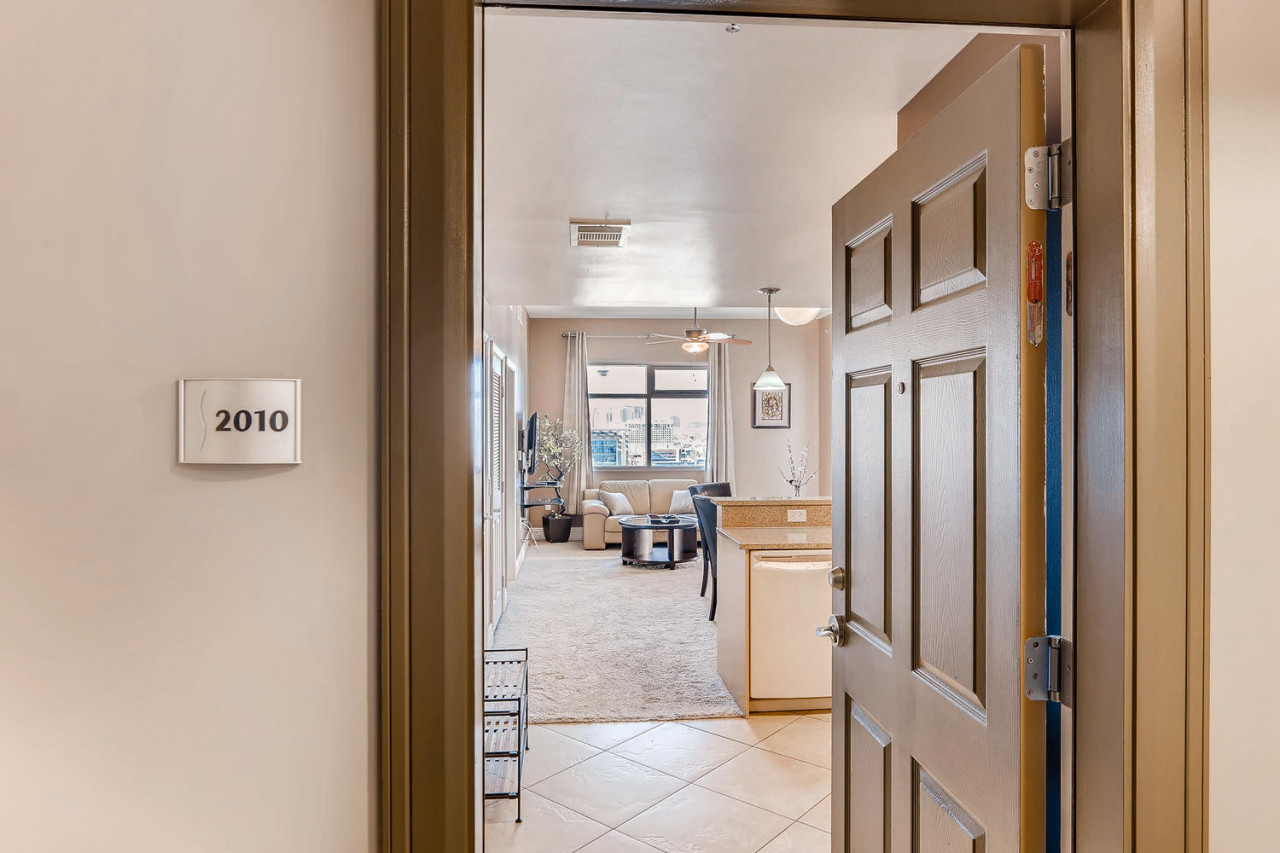 Spacious Condo With Rooftop Pool And Gym - Luxurious Urban Retreat - Las Vegas