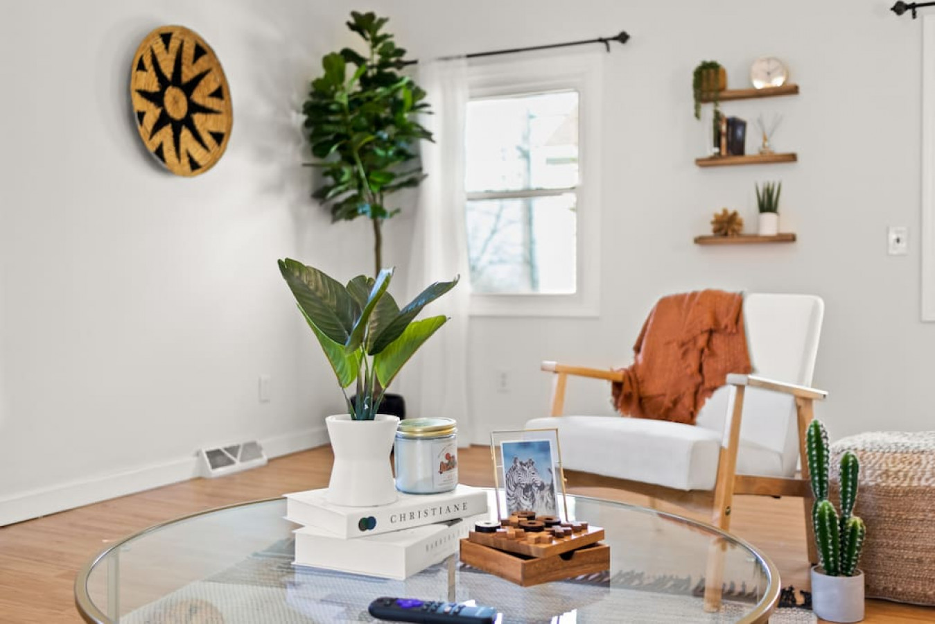 Stylish Retreat With Cozy Vinyl Listening Station - Trendy Haven - Peoria, IL