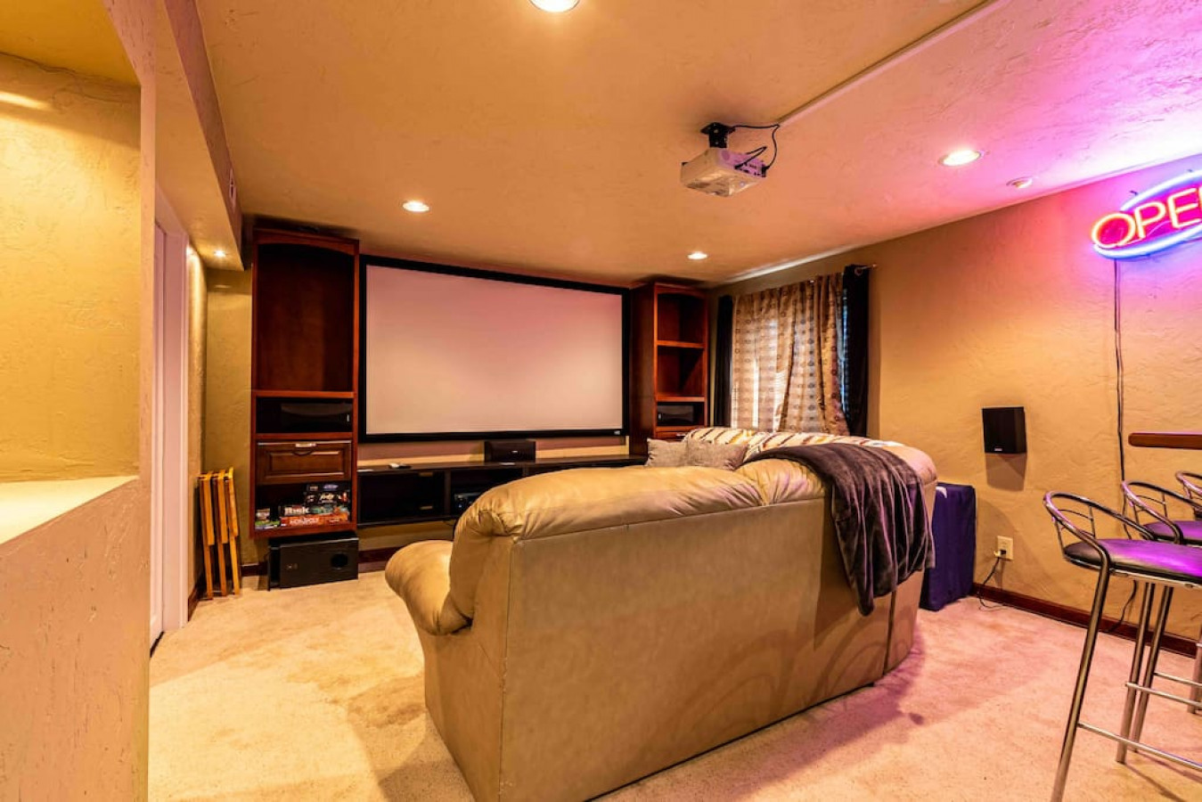 Home Theater, Hot Tub, Gym And Fenced Yard - Stunning Getaway - Colorado Springs, CO
