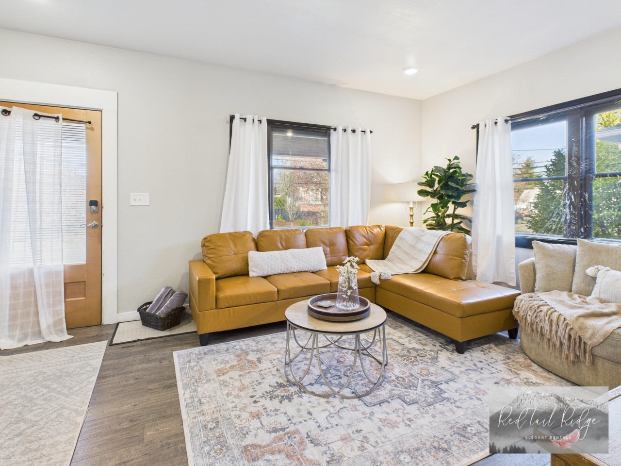 Charming Historic Downtown Retreat - Spacious And Light-filled Haven - Albany, OR