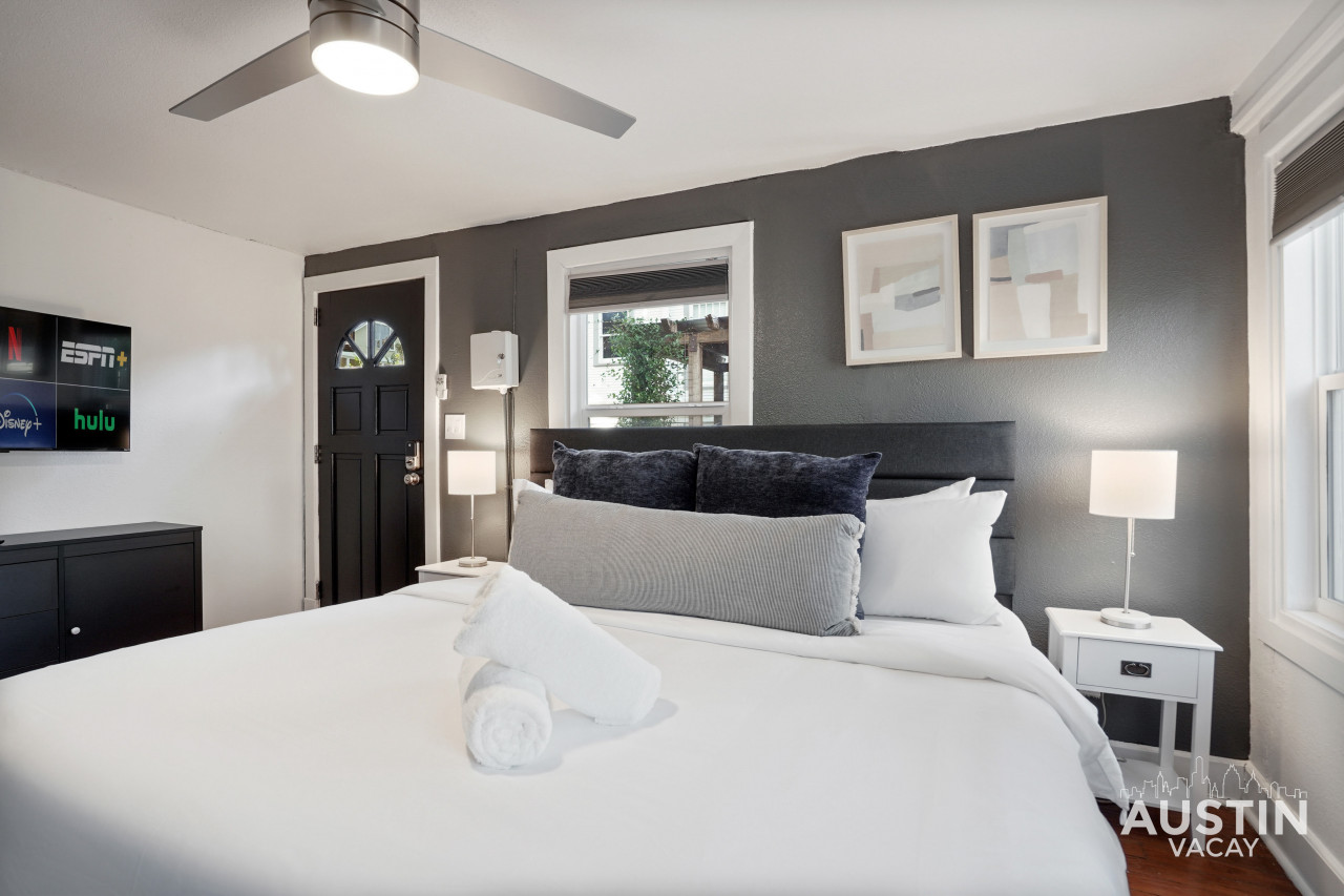 Charming Space With Modern Amenities - Cozy Urban Retreat - Austin, TX