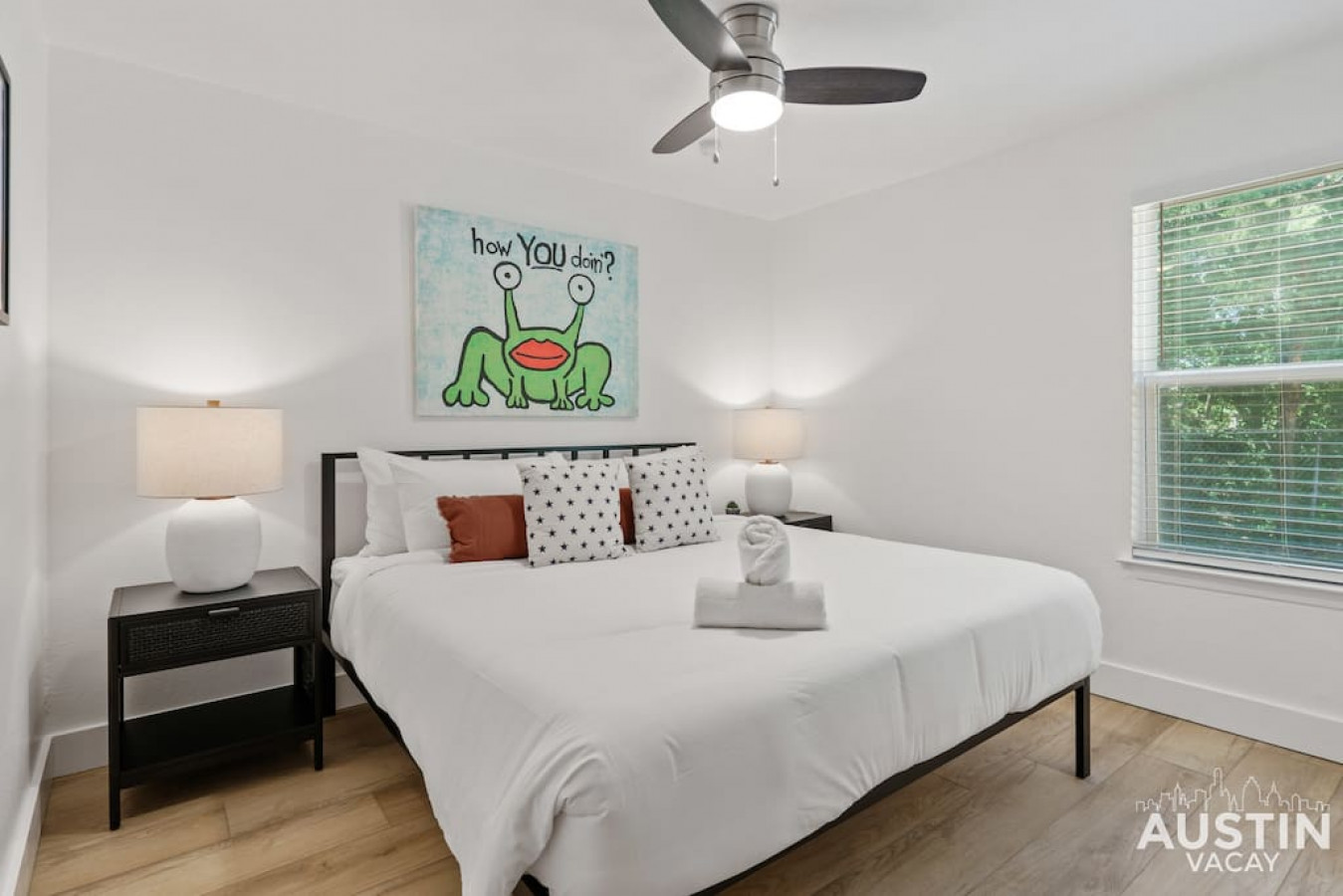 Charming Hideaway With Spacious Living And Unique Art - Inviting Retreat - Austin, TX