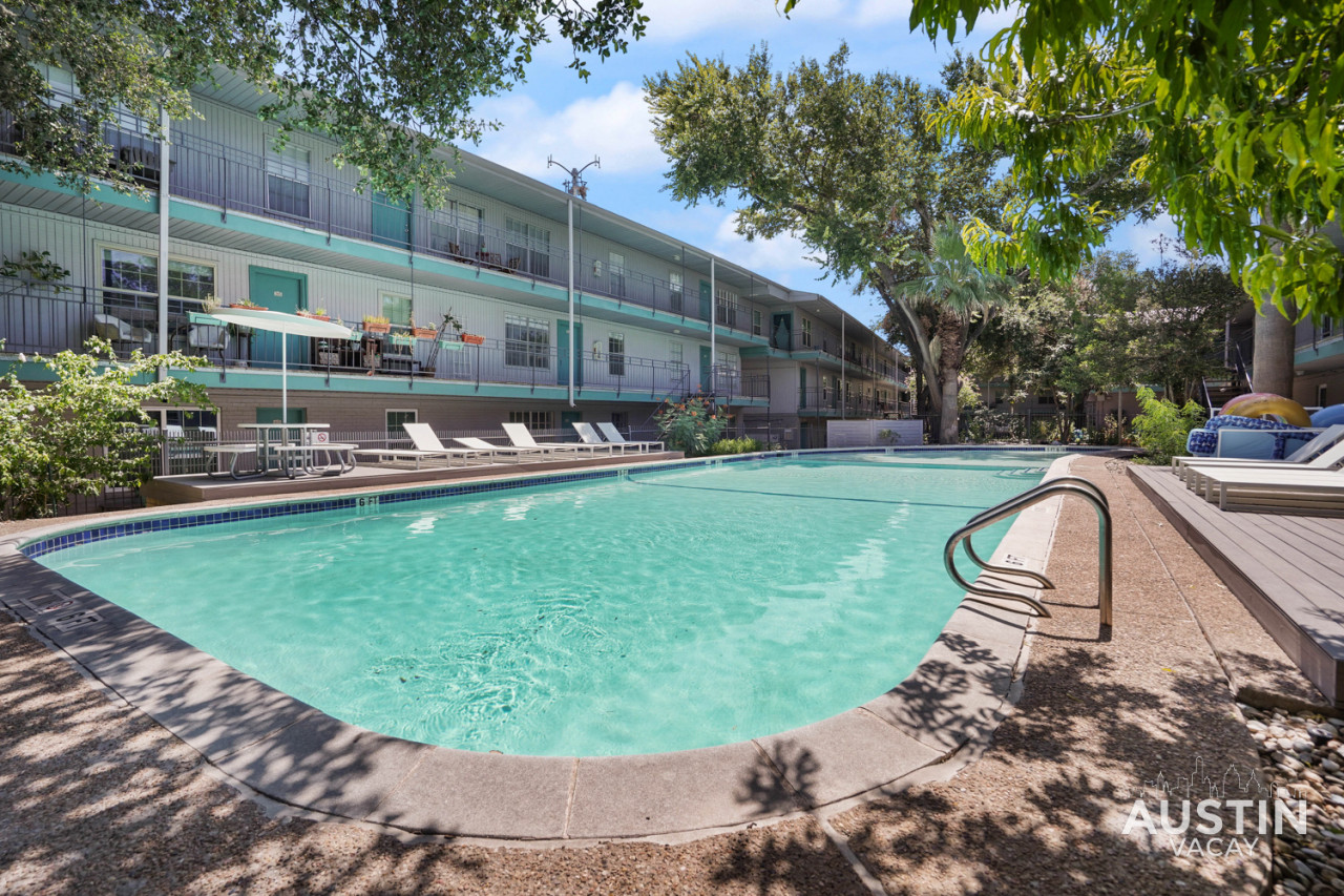 Charming Poolside Retreat - Stylish Comfort And City Convenience - Austin, TX