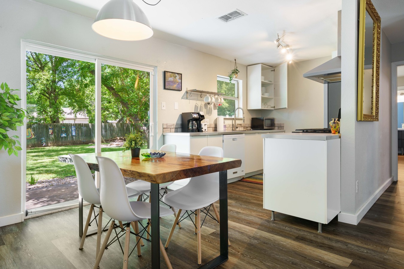 12 Min To Airport + Spacious Backyard And Fire Pit - Austin, TX