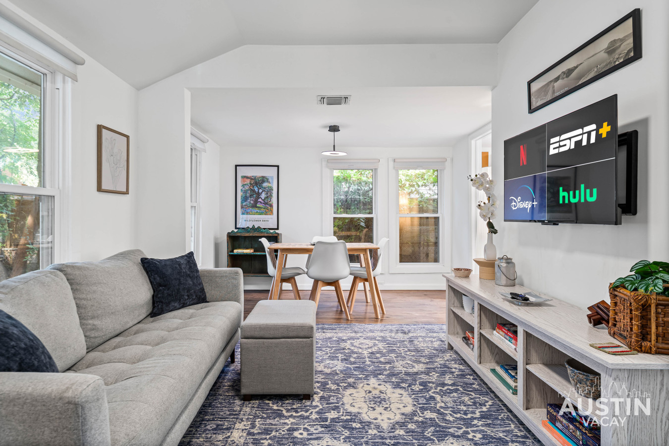 Charming Bungalow With Community Vibe - Cozy Modern Retreat - Austin, TX