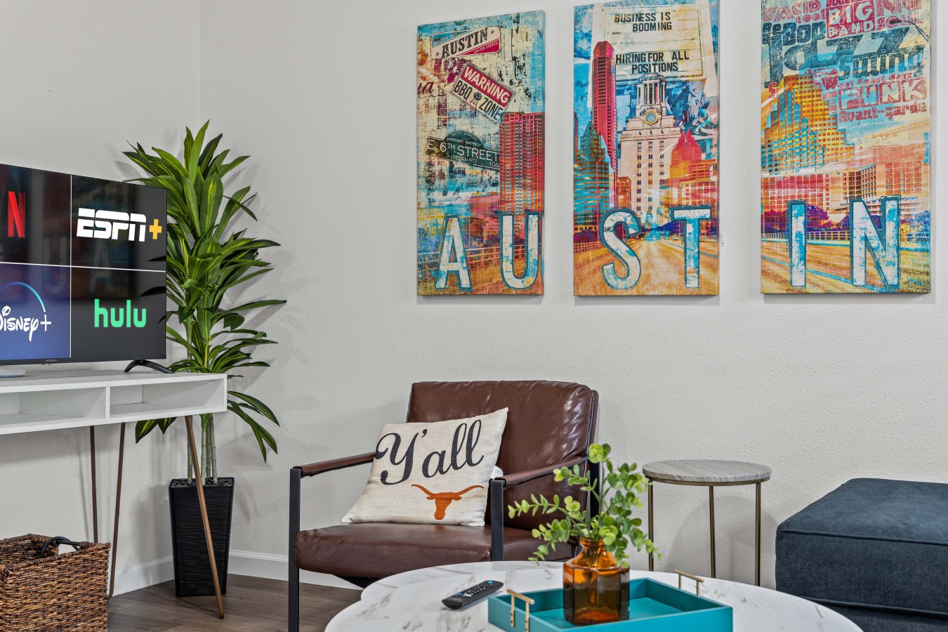 North Campus Retreat, King Bed + Sleeper Sofa - Austin, TX