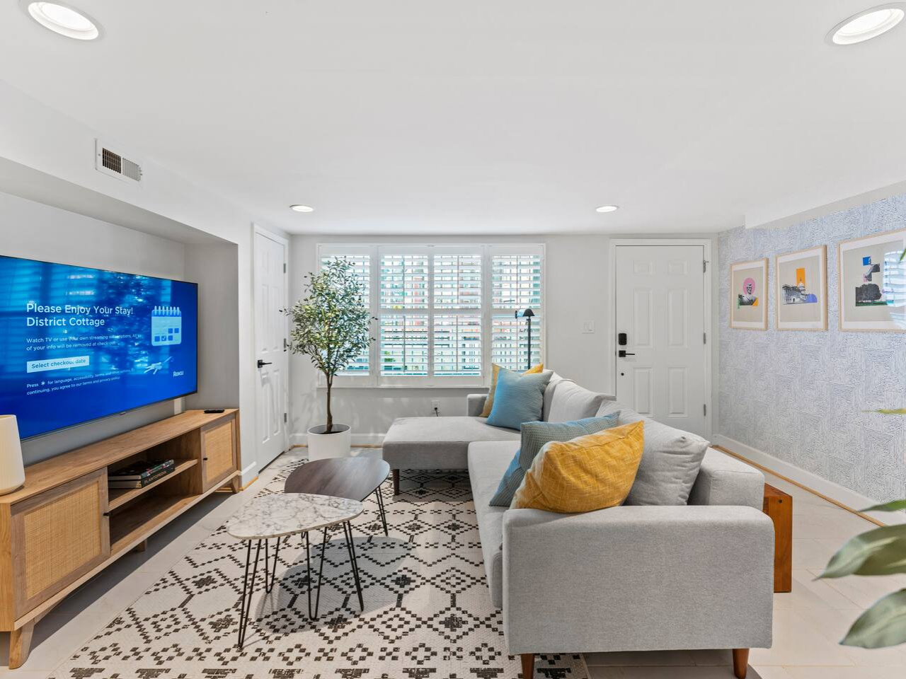 Bright Garden Level Dc 1br Condo| King Bed + W/d - Washington, DC