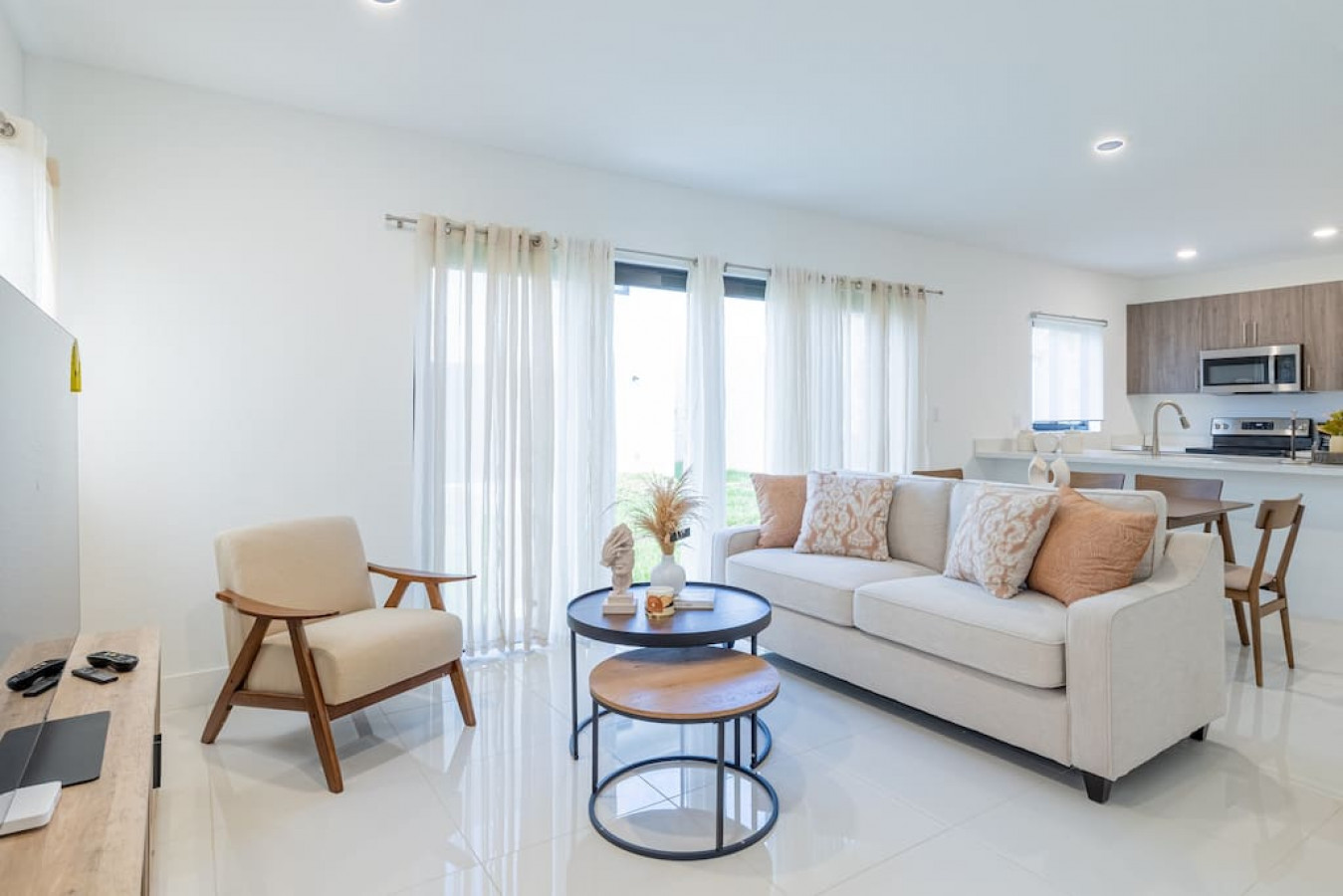 Serene Space With Dual Kitchens And Smart Tv - Gorgeous Stylish Villa - Homestead, FL