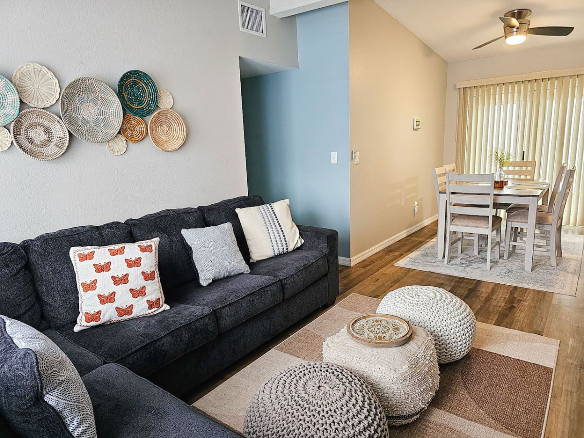 Centrally Located Haven - Stylish Comfort And Easy Access - Pinellas Park, FL