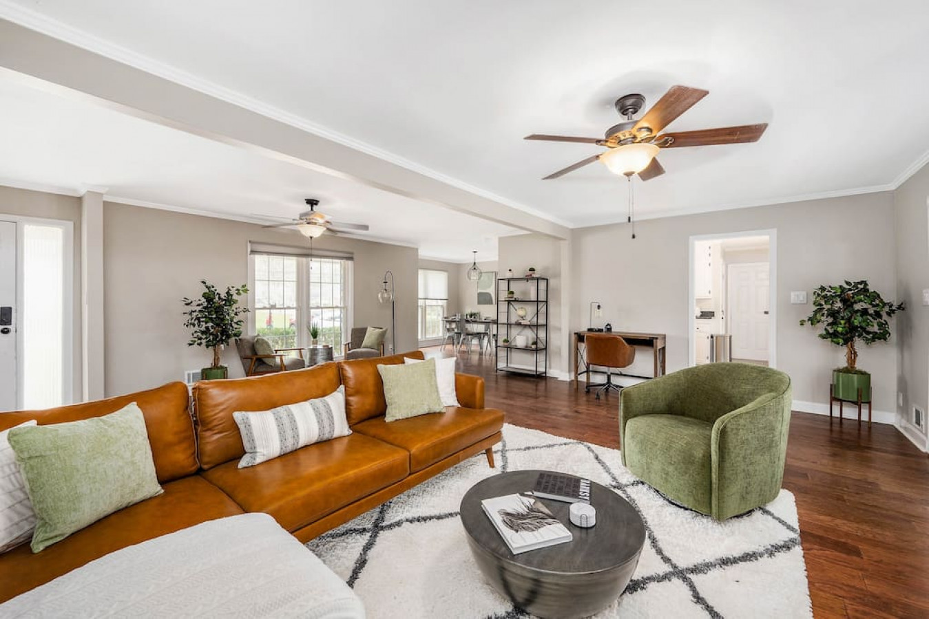 Spacious Outdoor Patio And Fenced Yard - Inviting Luxury Retreat - Macon, GA