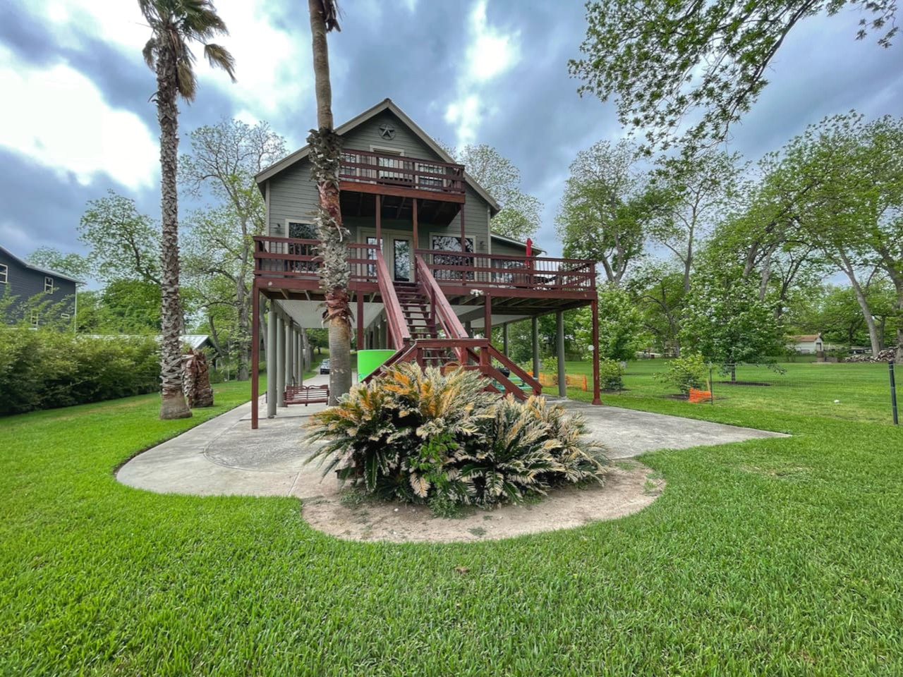 Serene Outdoor Space And Cozy Living Area - Charming Spacious Retreat - Seguin