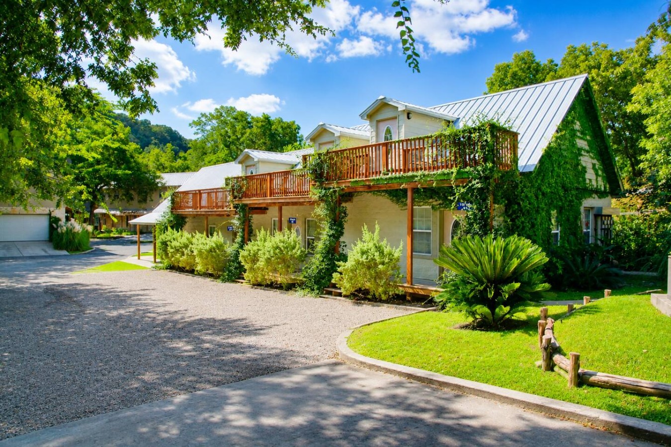 Tiki Loft #2 | Guadalupe | River Road | Sleeps 4 - Canyon Lake, TX