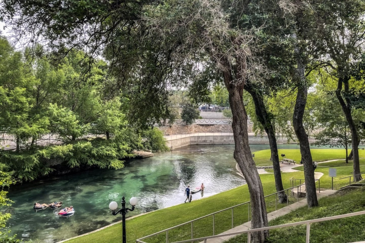 Stylish Oasis With Riverfront Views And Gourmet Kitchen - Serene Getaway - New Braunfels, TX