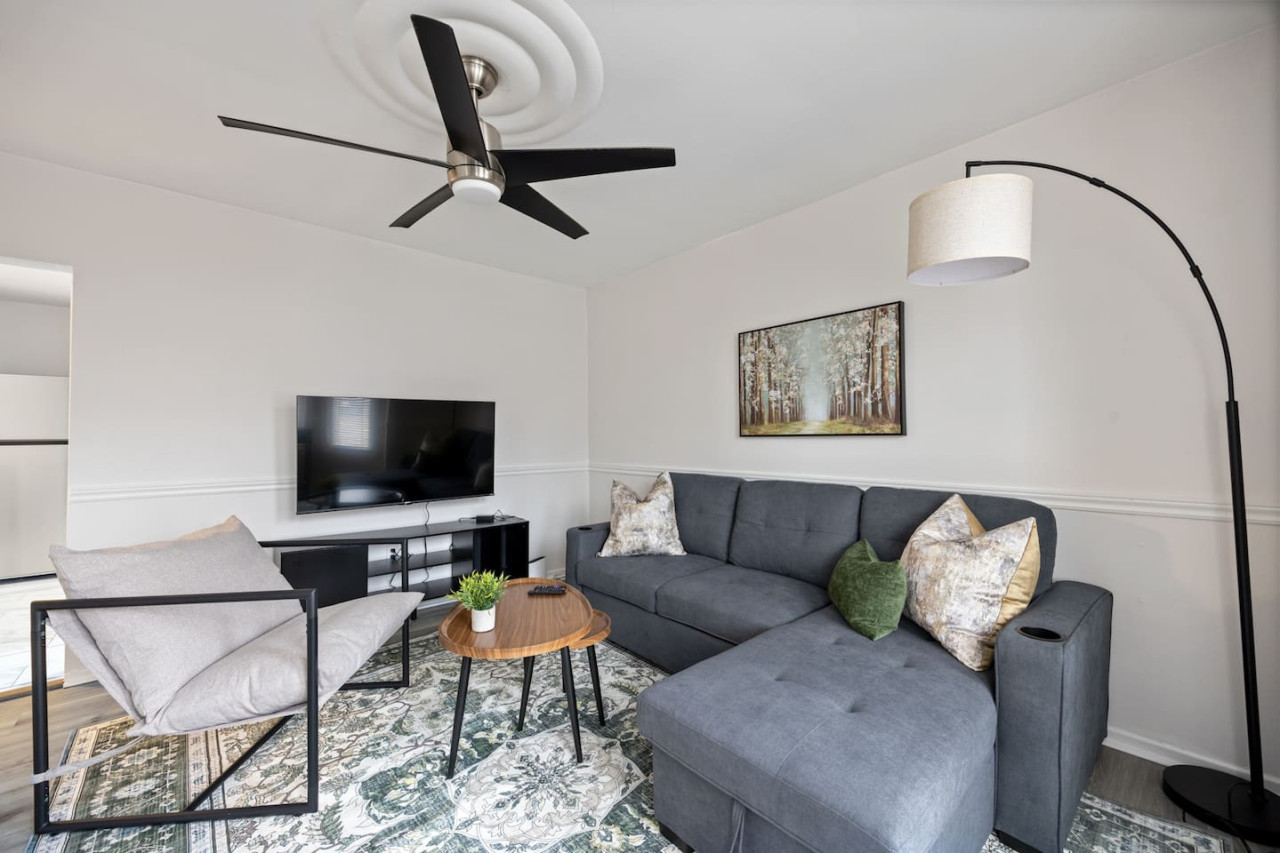 Charming Suite With Cozy Amenities - Serene Getaway For All - Windsor, ON, Canada