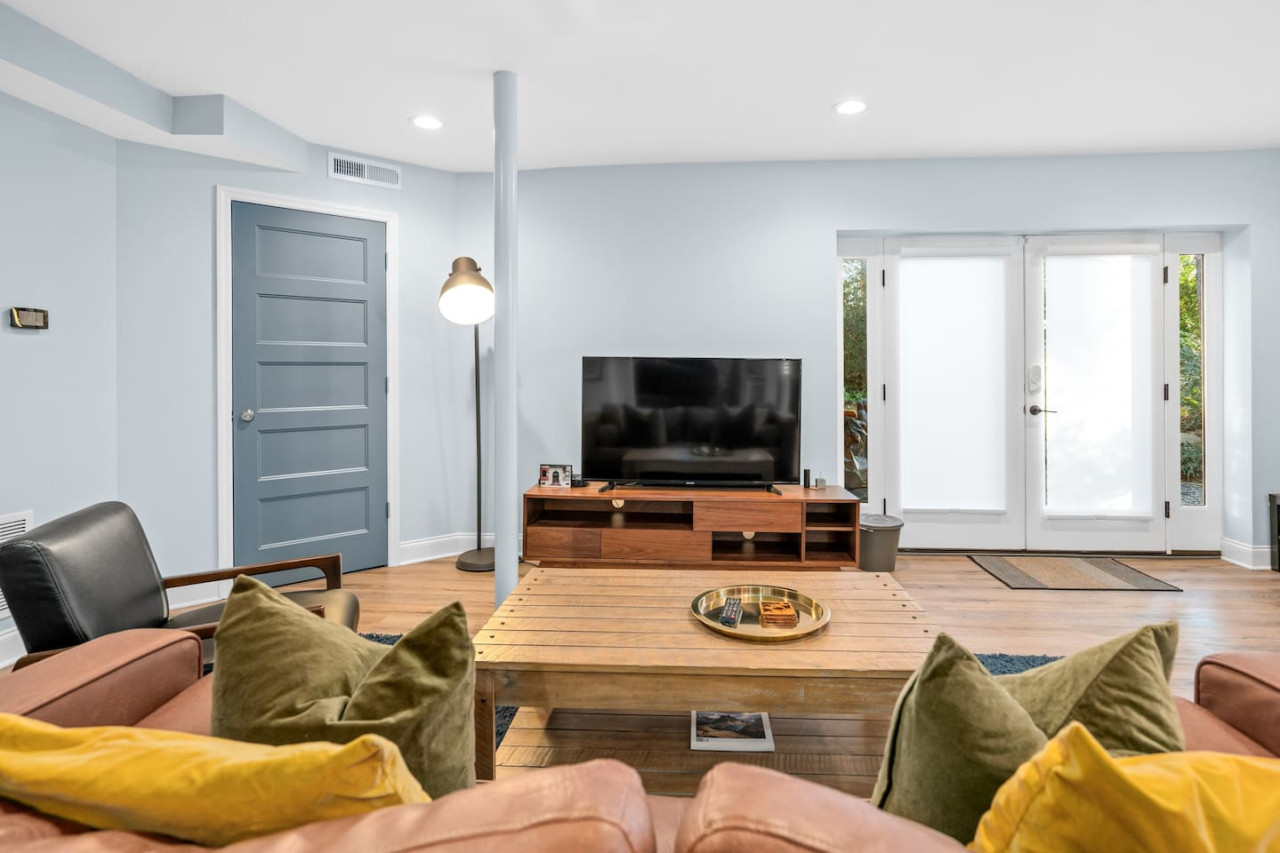 Comfortable Retreat With Spacious Work Area - Modern Sanctuary - Atlanta, GA