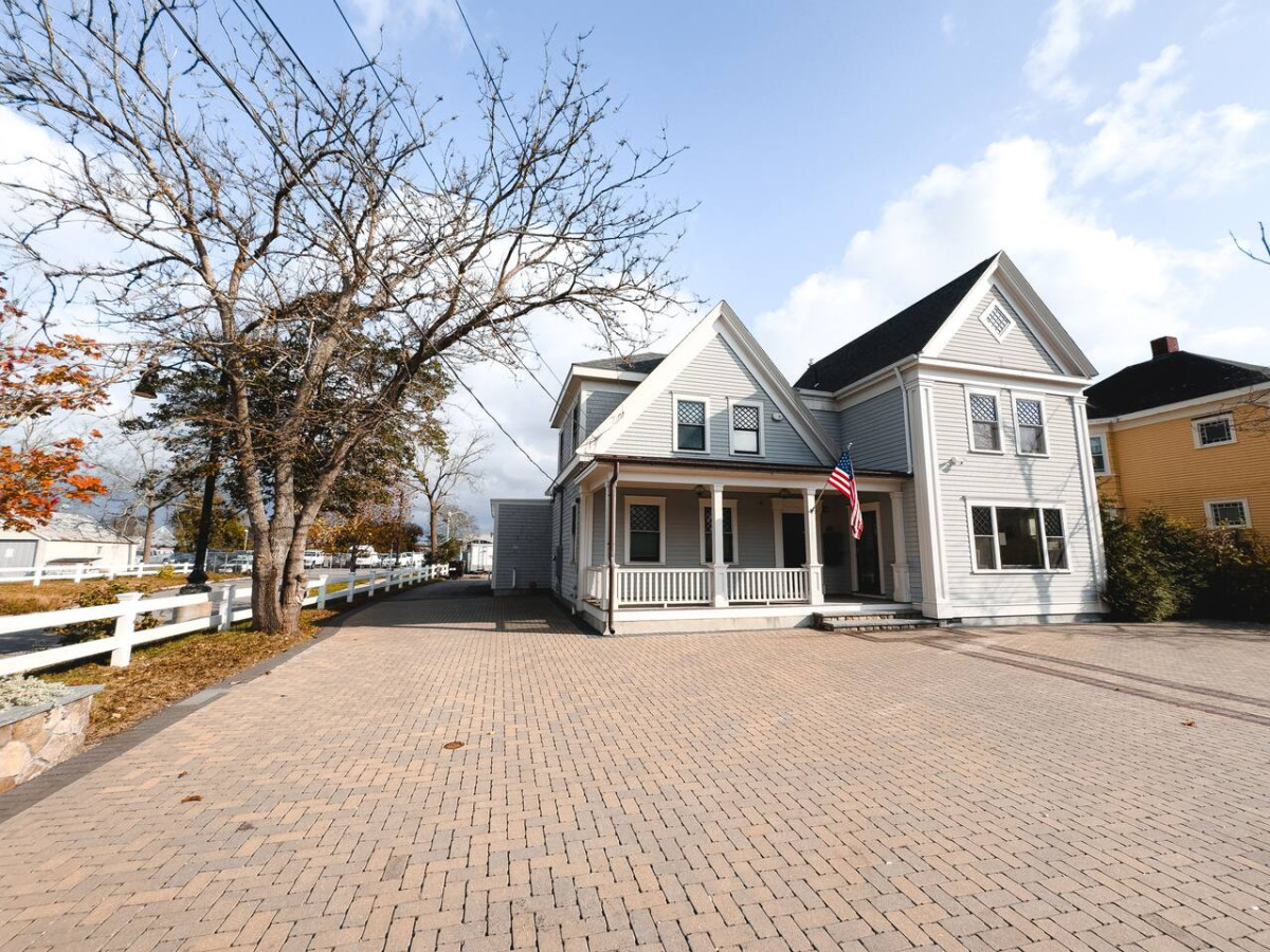 Coastal Escape With Spacious Living And Modern Kitchen - Charming Haven - Cape Cod, MA