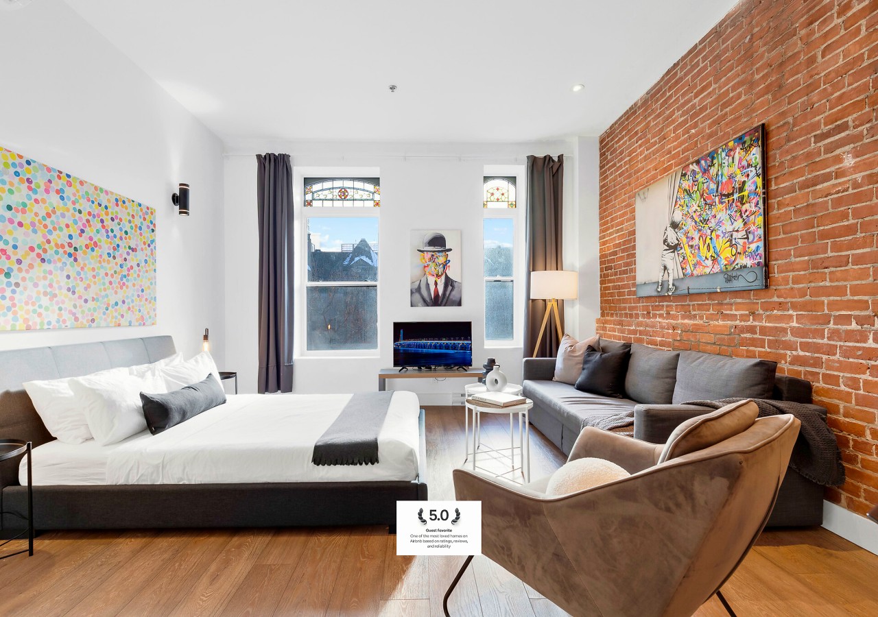 Spacious Studio Suite With Modern Amenities - Stylish Urban Retreat - Montréal, QC