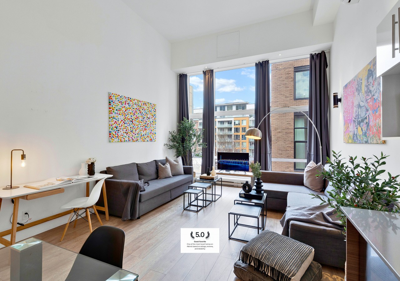 Stylish Mezzanine Loft With Smart Amenities - Spacious Urban Retreat - Montreal
