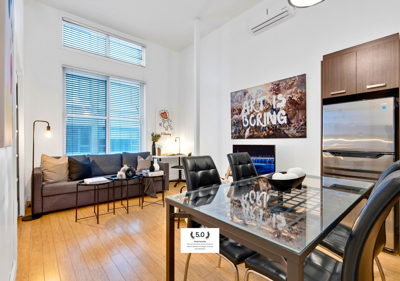 Stylish Mezzanine Loft With Modern Amenities - Captivating Urban Retreat - Montreal