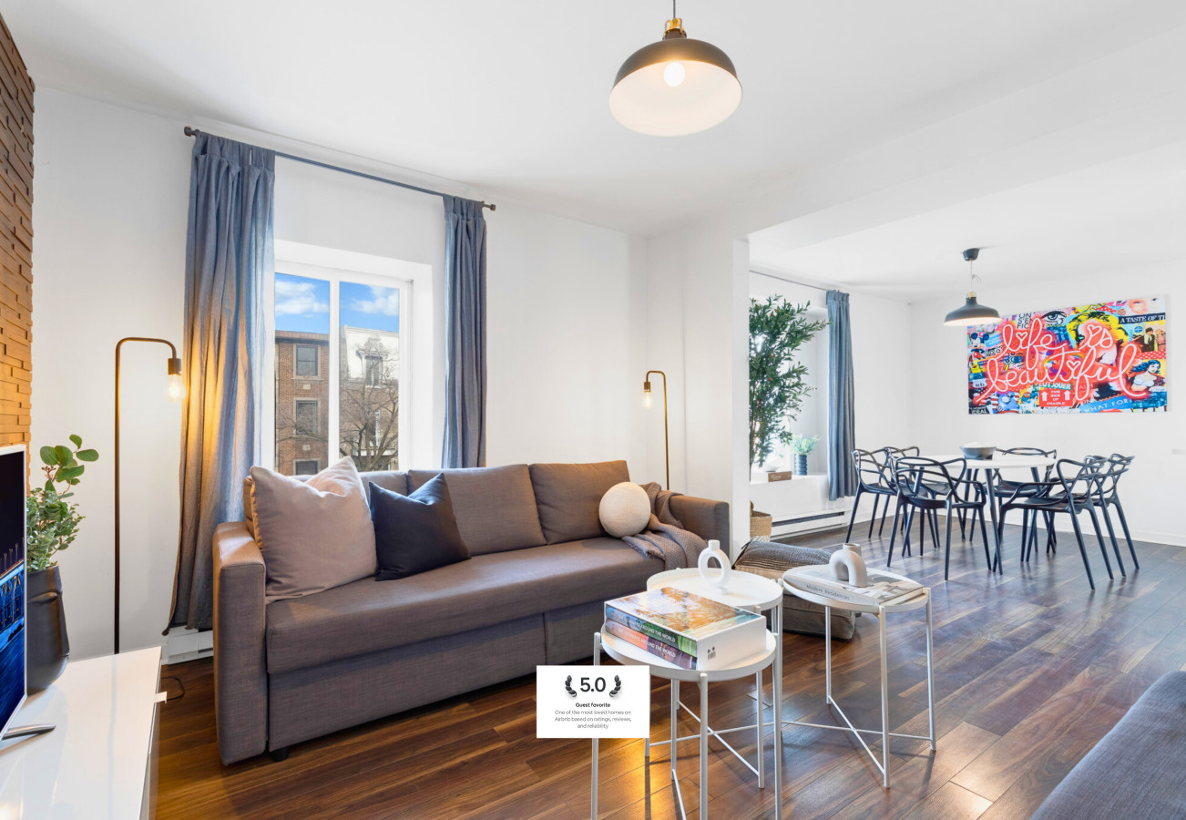 Stylish Rooftop Access And Cozy Lounge Areas - Spacious Urban Retreat - 