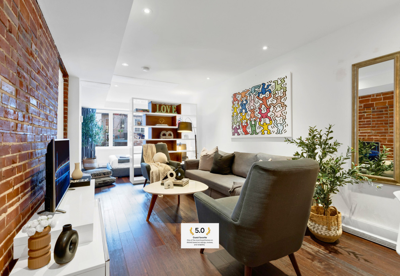 Stylish Rooftop Terrace And Cozy Lounge - Elegant Montreal Haven - Montreal
