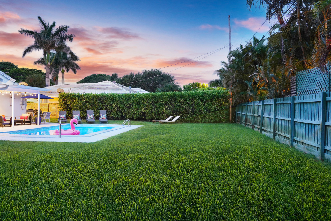 Luxury Beach House Heated Salt Pool, Bbq, Fast Wifi, Covered Patio, Huge Private Yard, Ev Charger - West Palm Beach, FL