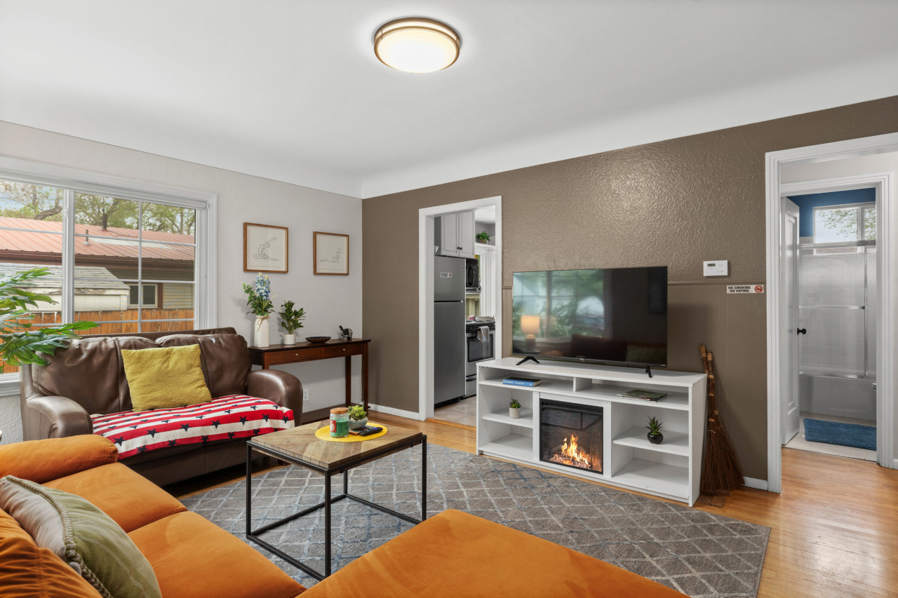Pet Friendly With Private Hot Tub & Fenced Backyard - Billings, MT
