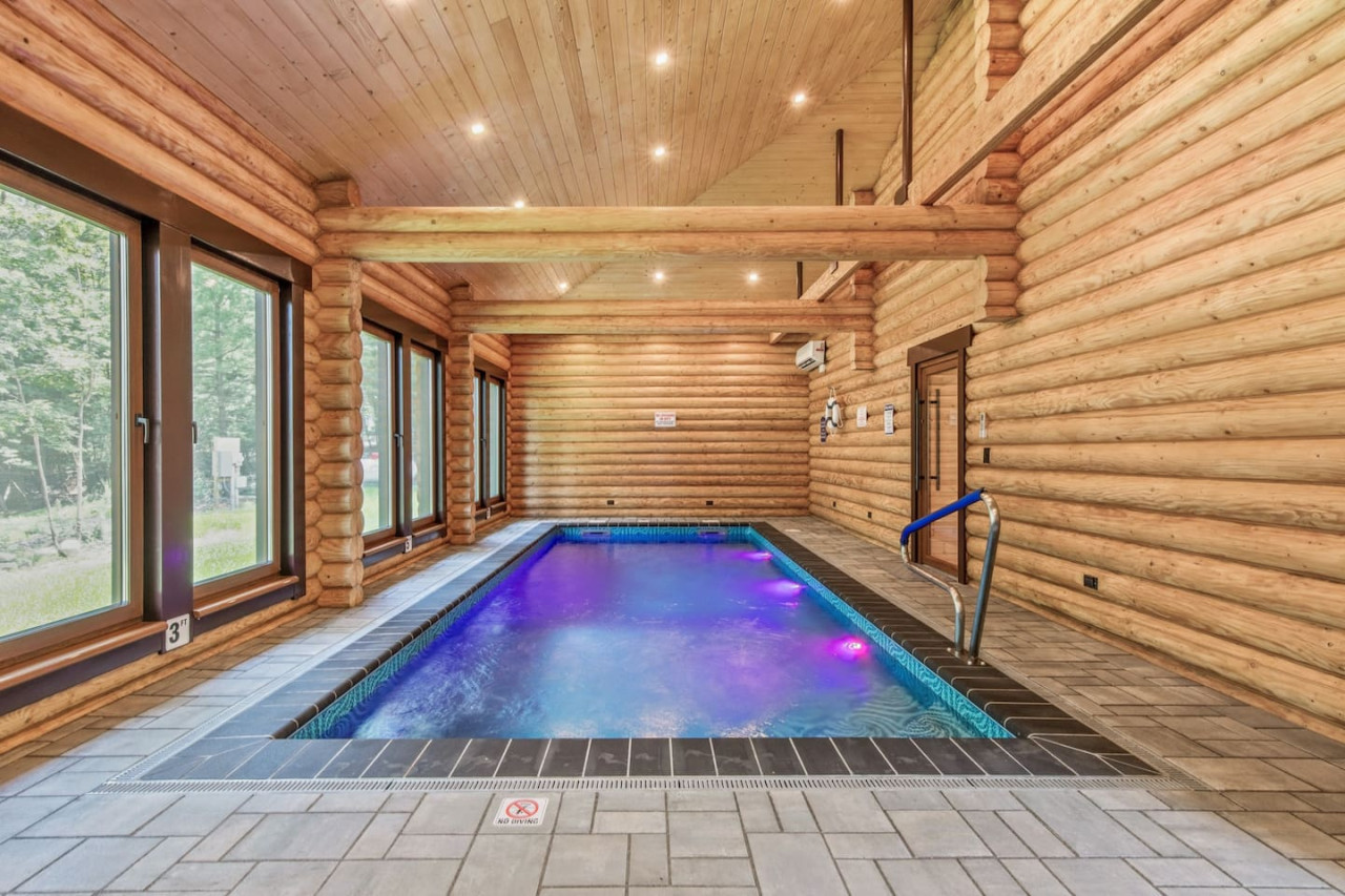 Log House Vacation Rental With Pool And Sauna - Pocono Mountains, PA