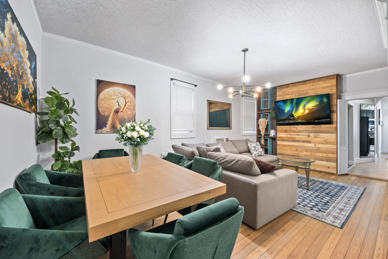 Spacious Fenced Backyard And Private Driveway - Stunning Group Retreat - New York City