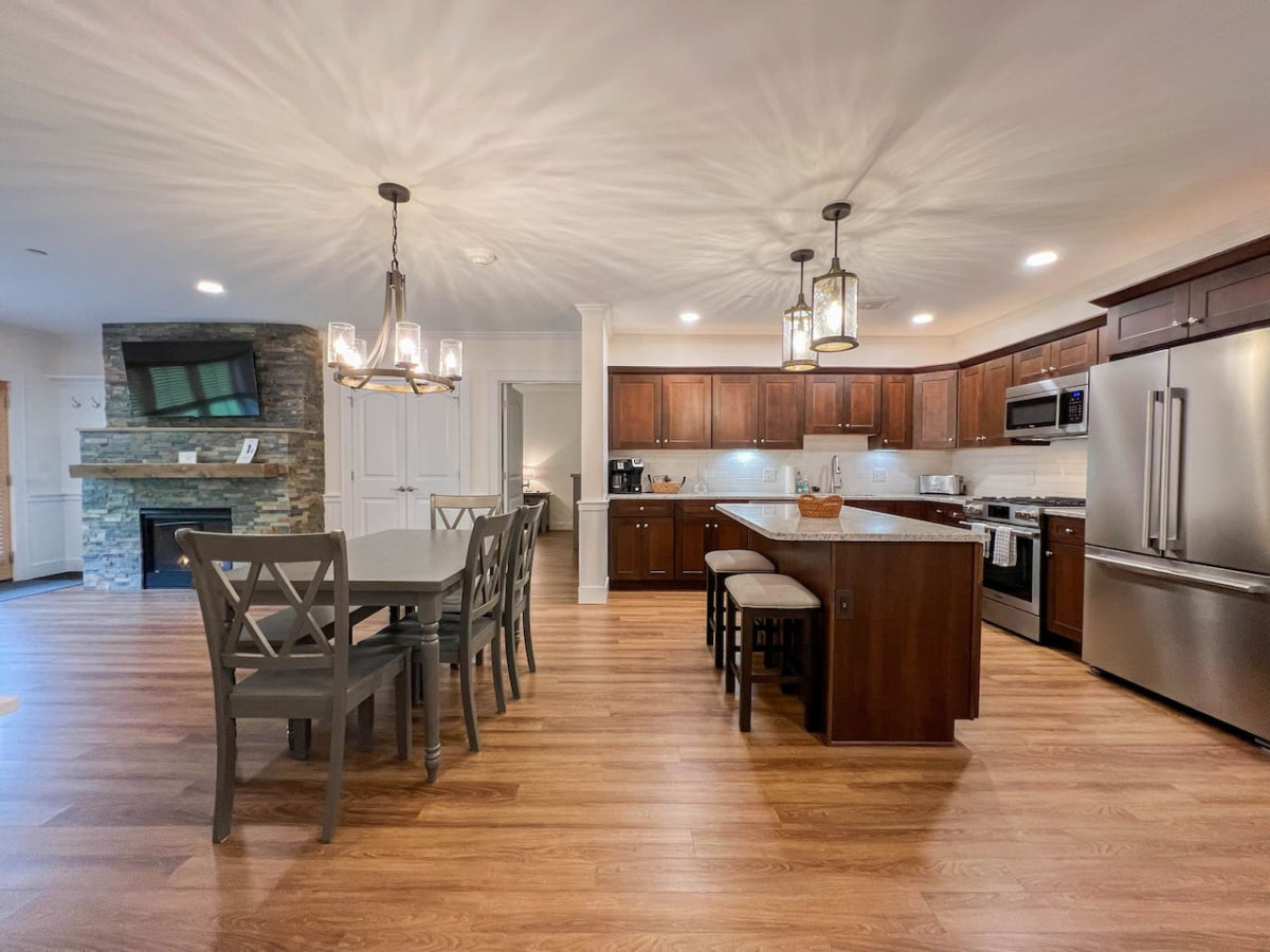 Ski In Access And Heated Pool Amenities - Luxurious Cozy Escape - North Conway, NH