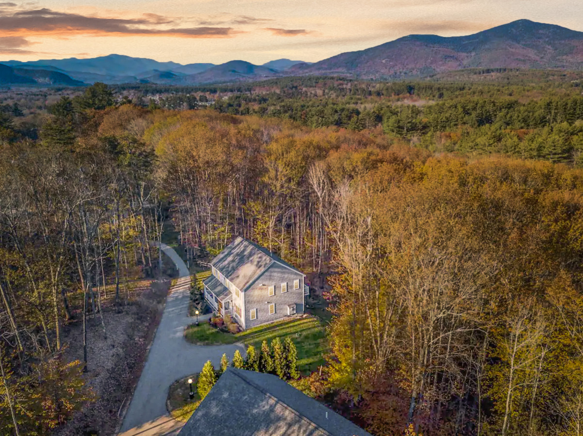 Spacious Open Concept And Cozy Fireplace - Charming Mountain Retreat - North Conway, NH