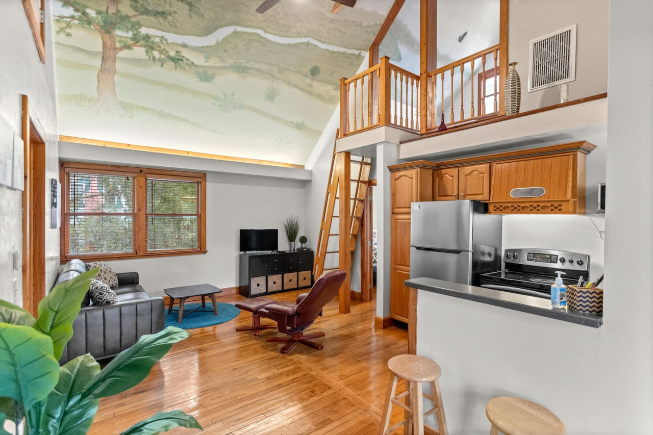 Charming Townhome With Stunning Loft - Inviting Comfort And Convenience - Gainesville
