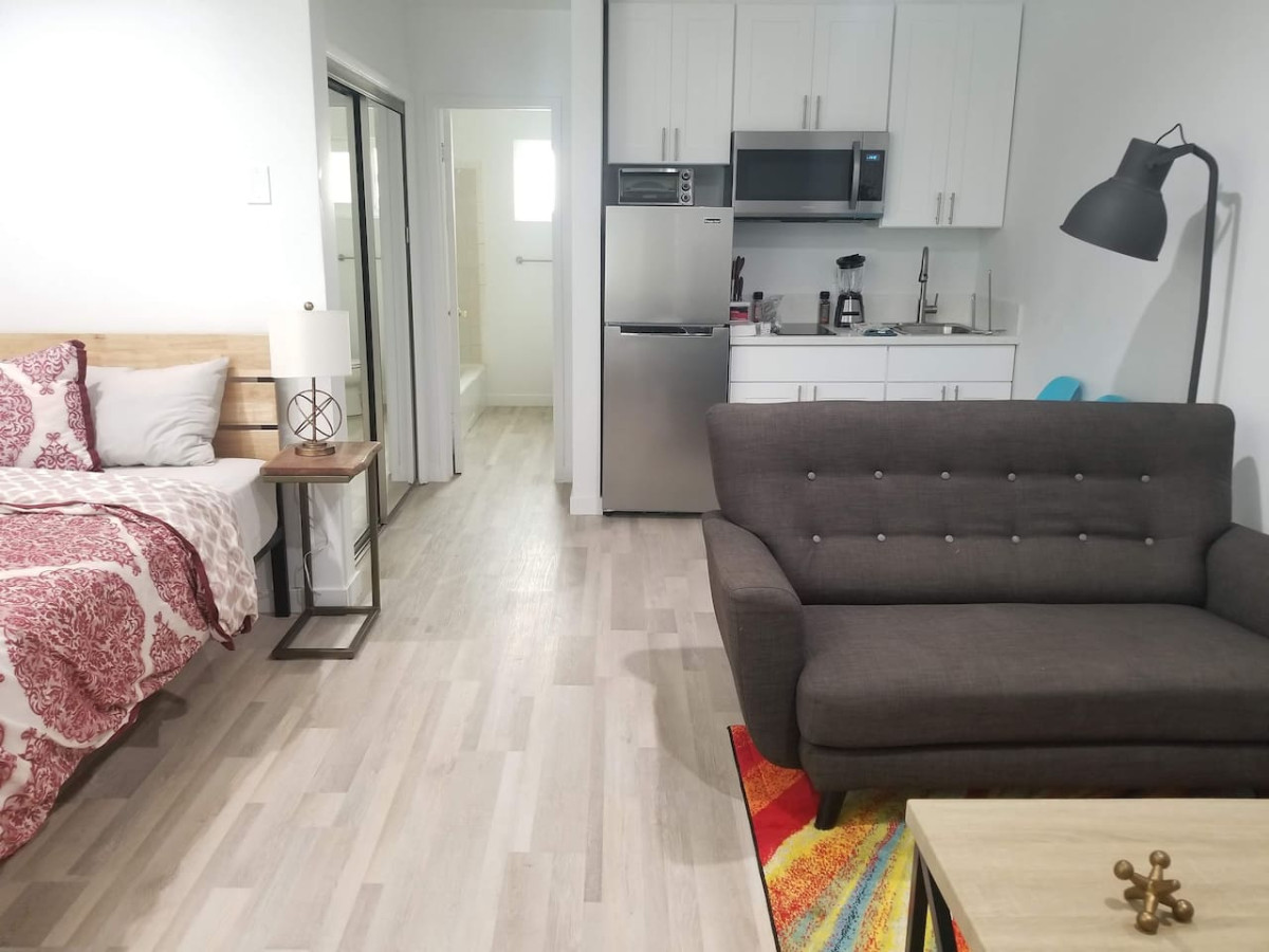 Cozy & Bright Beach Studio W/parking Steps 2 Sand! - Venice Beach, CA