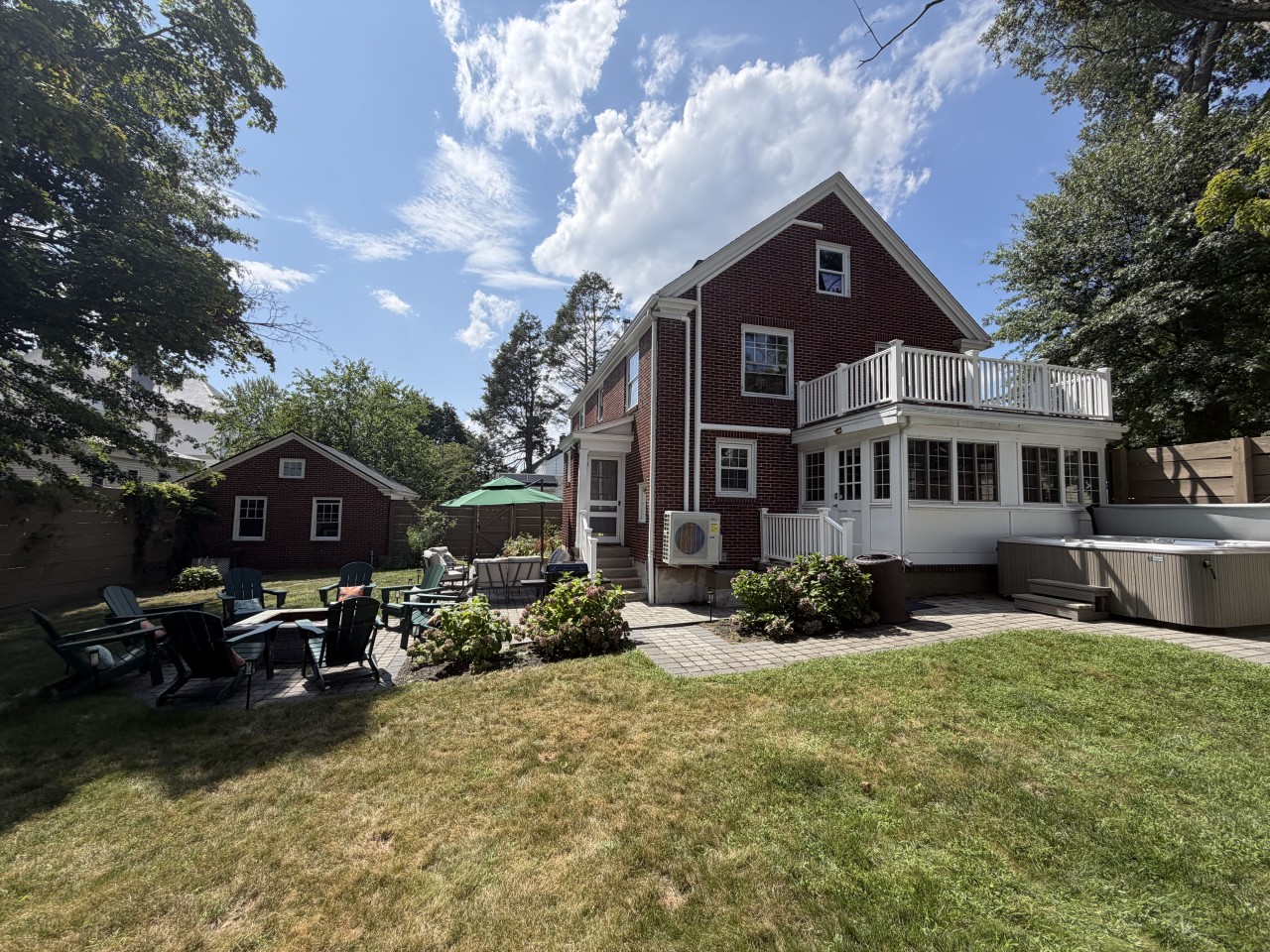 Cozy Colonial Home: Hot Tub, Game Roomm, Home Theatre, Karaoke - Framingham, MA