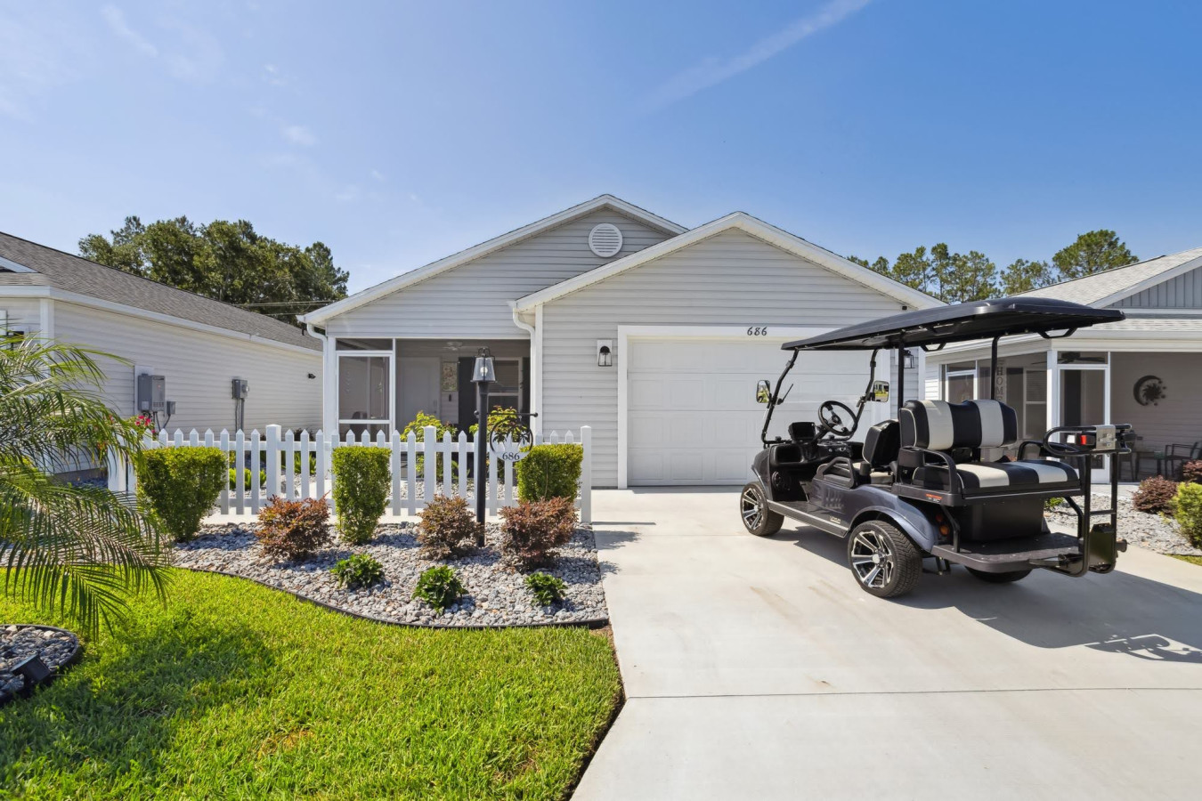 Inviting Front Porch And Golf Cart For Exploration - Charming Oasis - Leesburg, FL