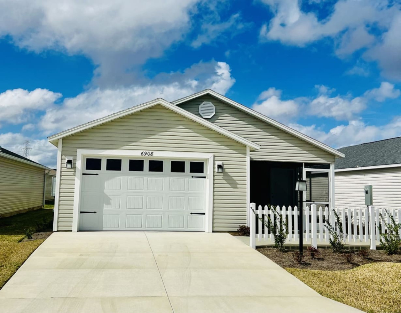 Active Community With Modern Comforts And Amenities - Beautiful Blissful Villa - Leesburg, FL