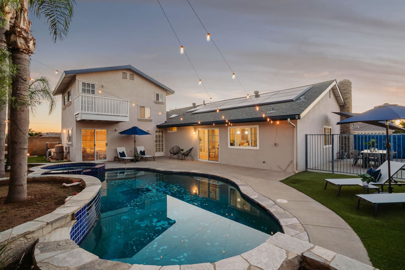 Sunlit Oasis: Heated Pool & Jacuzzi | Near Disney - 풀러턴